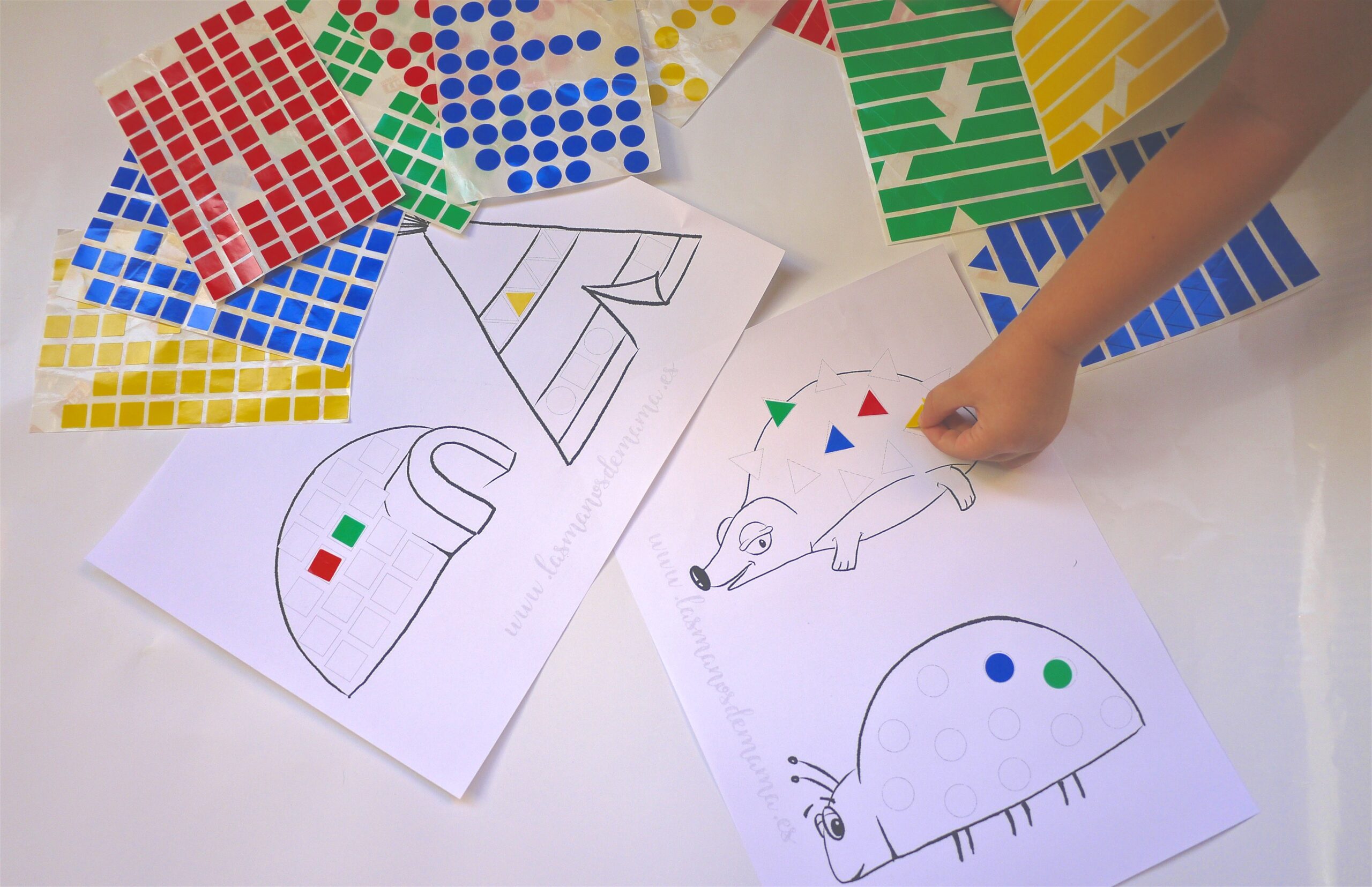 Hoy jugamos con gomets (imprimible gratis) - Las manos de mamá