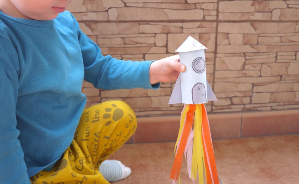 Hacemos un cohete de cartón - Las manos de mamá