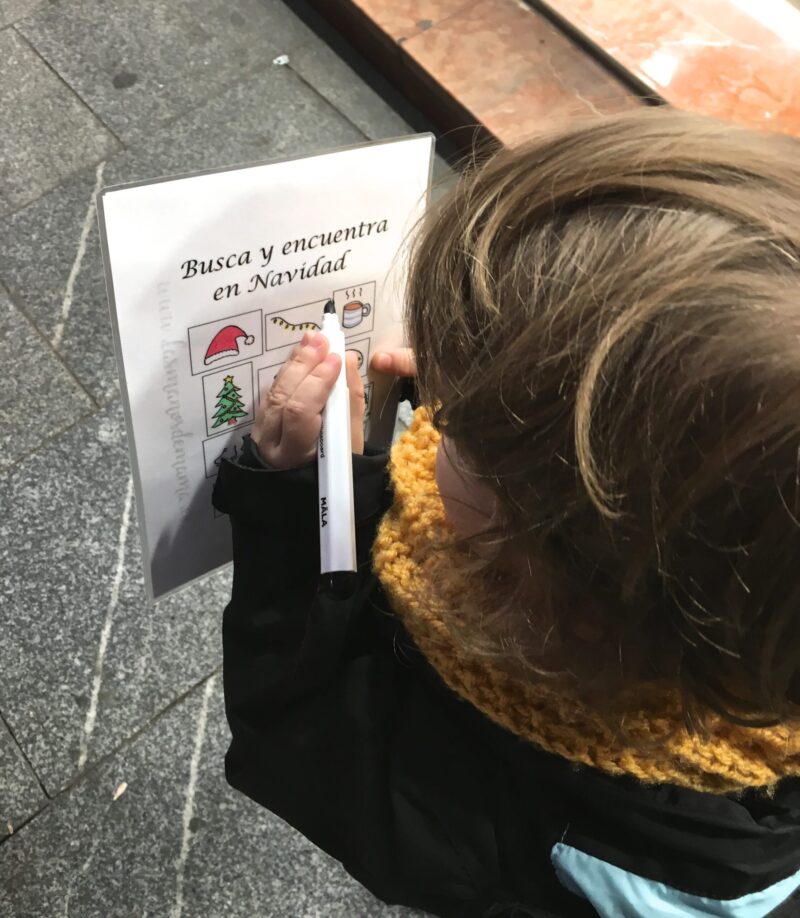 Busca y encuentra en Navidad - Las manos de mamá